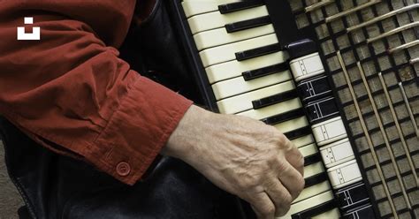 피아노를 연주하는 빨간 셔츠를 입은 사람 사진 Unsplash의 무료 음악 이미지
