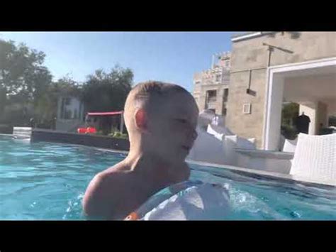Купание в бассейне - YouTube