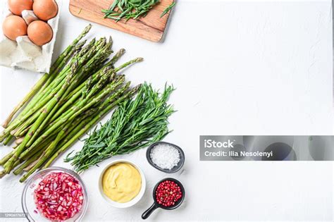 원시 아스파라거스 계란과 디종 겨자를 곁들인 프렌치 드레싱 재료 붉은 식초 타라곤으로 다진 양파 흰색 질감의 배경 텍스트 공간이 있는 상단 보기 건강한 식생활에 대한 스톡