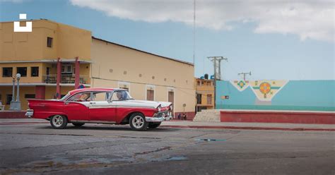 낮 동안 도로에 빨간색과 흰색 세단 사진 Unsplash의 무료 자동차 이미지