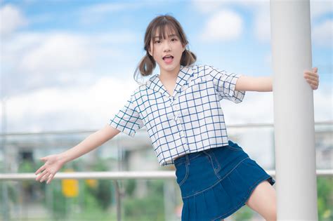 배경 화면 섹시한 소녀 여자애들 태국어 대한민국 중국 귀엽다 사람 어깨 격자 무늬 모직물 하늘 드레스 셔츠 유행 street fashion 소매