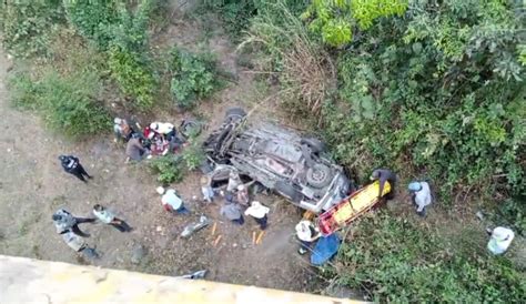 Veracruz una camioneta que transportaba migrantes cayó de un barranco reportaron al menos dos