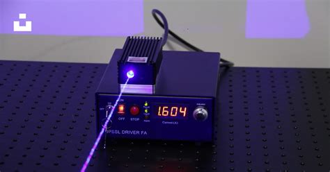 그 위에 보라색 불빛이 있는 전자 장치 사진 Unsplash의 무료 레이저 빔 이미지