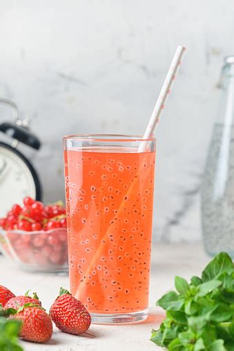 상쾌한 딸기와 빨간 건포도 콤포트 한 잔 바질 씨앗이 함유된 건강한 음료 슈퍼 푸드 가냘픈에 대한 스톡 사진 및 기타 이미지 가냘픈 건강한 식생활 곡초류 Istock