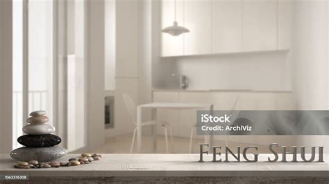 조약돌 균형 및 3d 글자 단어 풍수를 만드는 나무 빈티지 테이블 선반 흐리게 큰 창 및 다 이닝 테이블 선 컨셉 인테리어