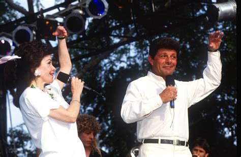 Frankie Avalon And Annette Funicello Performing At Knotts Berry Farm