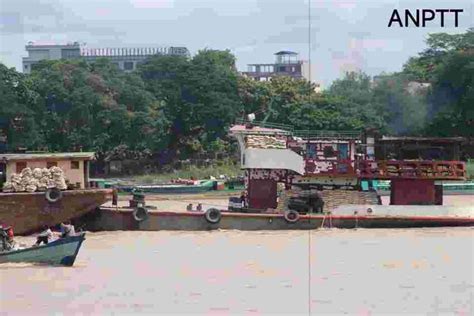 ချင်းတွင်းမြစ်ကြောင်း တစ်လျှောက်ရှိ ကျေးရွာများကို စစ်သင်္ဘောအုပ်စုက လက်နက်ကြီးများဖြင့် ပစ်ခတ