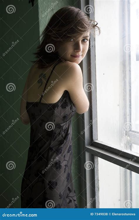 Retrato De La Chica Joven Foto De Archivo Imagen De Humano 7349038