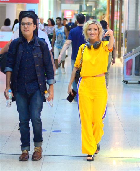 Luiza Possi Distribui Simpatia Ao Ser Fotografada Em Aeroporto