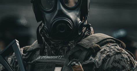 가면을 쓴 군인 가면을 쓴 인물 갑옷 강렬한 기분 군대 군대 준비 군사 작전 군사 전술 군용 장비 도시 환경 무기 무장 한 방독면 방어 병원 보안