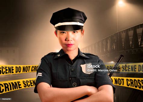 살인 수사 및 법 집행 개념에 경찰 선 노란 테이프를 교차 하지 않는다에서 증거를 보존 하기 위한 범죄 현장의 양육에 심각한 서 있는 젊은 아시아 미국 경찰관