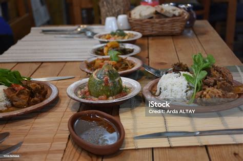 전통적인 에게 해와 지중해 요리는 나무 테이블에 제공됩니다 양고기 탄두리 박제 잎 지중해 샐러드에게 해 허브 식사 넓은 콩 패치 박제 호박 전통 요리 0명에 대한 스톡 사진