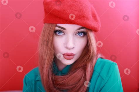 рыжеволосая девушка в красном головном уборе эмоциональный портрет Ozero российский фотосток