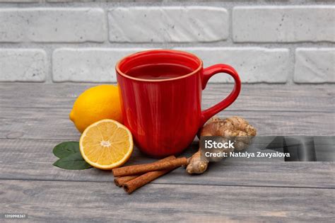 나무 배경에 레몬과 생강뜨거운 검은 색 또는 녹차의 레드 컵 인플루엔자 및 바이러스에 대한 성분 천연 의학 0명에 대한 스톡 사진 및 기타 이미지 Istock