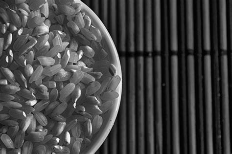 흑백 유기 작은 접시 질감 배경으로 아시아 생된 짧은 가공된 쌀 쌀 합니다 적절 한 영양 섭취와 건강 한 라이프 스타일의 개념입니다 상위 뷰 배경 또는 질감으로 근접 건강한