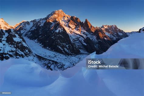 몽블랑 대산화와 녹는 빙하의 멋진 전경 이탈리아 프랑스 알프스의 겨울 모험 쿠르마유르 아오스타 밸리 이탈리아 발 베니 쿠르마유르