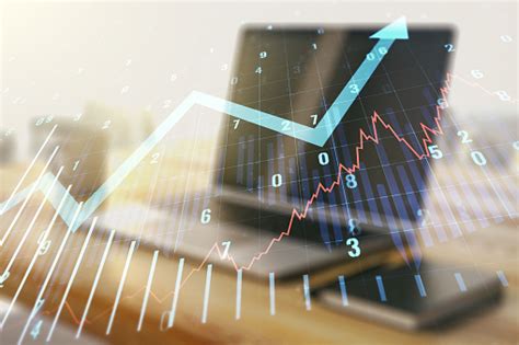 위쪽 화살표가 있는 추상 재무 그래프와 배경 금융 및 거래 개념에 Pc가 있는 현대적인 데스크톱의 다중 노출 교습에 대한 스톡