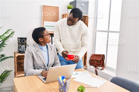 사무실에서 커피를 마시는 노트북을 사용하는 남녀 비즈니스 근로자 20 24세에 대한 스톡 사진 및 기타 이미지 20 24세 2명 경영자 Istock