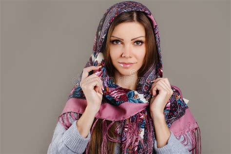 Русский национальный традиционный шарф на вашей голове Стоковое Фото ...