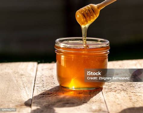 나무 테이블과 어두운 배경에 꿀 항아리 꿀 디퍼에서 꿀이 떨어지는 꿀 0명에 대한 스톡 사진 및 기타 이미지 0명 건강한 식생활 과일 Istock