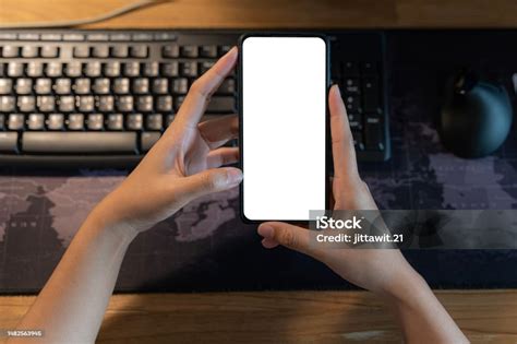 사무실 방에서 휴대폰을 사용하는 젊은 사업가의 어깨 너머로 볼 수 있는 닫히고 빈 화면이 있는 수평 스마트폰 데스크탑 컴퓨터에 대한 스톡 사진 및 기타 이미지 Istock