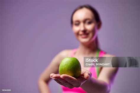 레깅스와 녹색 사과를 들고 그의 목에 테이프 측정 상단에 젊은 아름다운 스포츠 소녀 건강한 라이프 스타일 집에서 스포츠를 하는 한 여성이 20 24세에 대한 스톡 사진 및