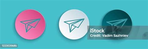 파란색 배경에 분리 된 종이 잘라 종이 평면 아이콘입니다 종이 비행기 아이콘입니다 메신저 개념입니다 종이 아트 스타일입니다 벡터 일러스트레이션 3차원 형태에 대한 스톡 벡터