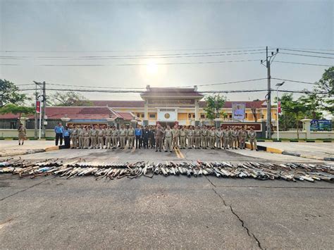 កិ នកម្ទេចបំពង់ស៊ឺម៉ាំងបន្លឺសំឡេងខុសបច្ចេកទេសចំនួន៣០០គ្រឿង និងភ្លើងបំពាក់ខុសបច្ចេកទេសជាច្រើន