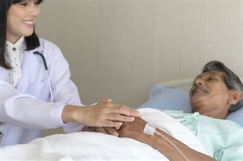 병원 건강 관리 및 의료 개념에서 노인 환자의 손을 잡고 있는 의사 사진 Unsplash의 공생 이미지