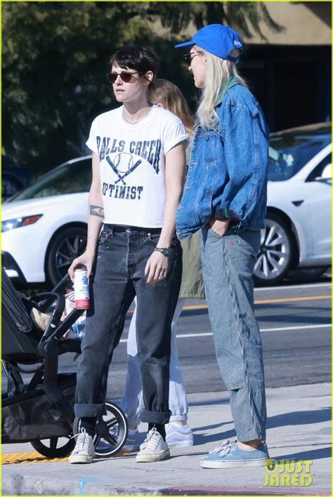 Kristen Stewart And Dylan Meyer Go For A Christmas Eve Stroll Photo 4997227 Kristen Stewart