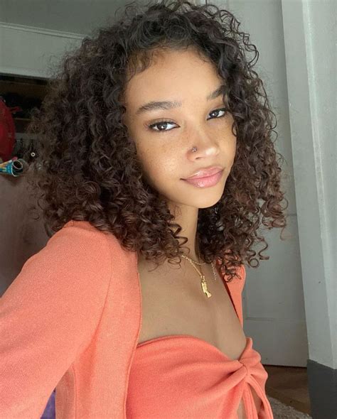 Pin By Dochi On Beautiful People Light Skin Girls Curly Hair Styles