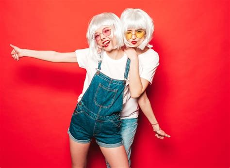 Deux Jeunes Filles Sexy Hipster Souriant En Perruques Blanches Et