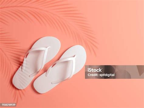 고립 된 분홍색 배경 여름 휴가 개념에 흰색 플립 플롭 최소한의 추상 벽지 개념 벨벳 시즌입니다 플랫 레이 3d 렌더링 9월에 대한 스톡 사진 및 기타 이미지 Istock