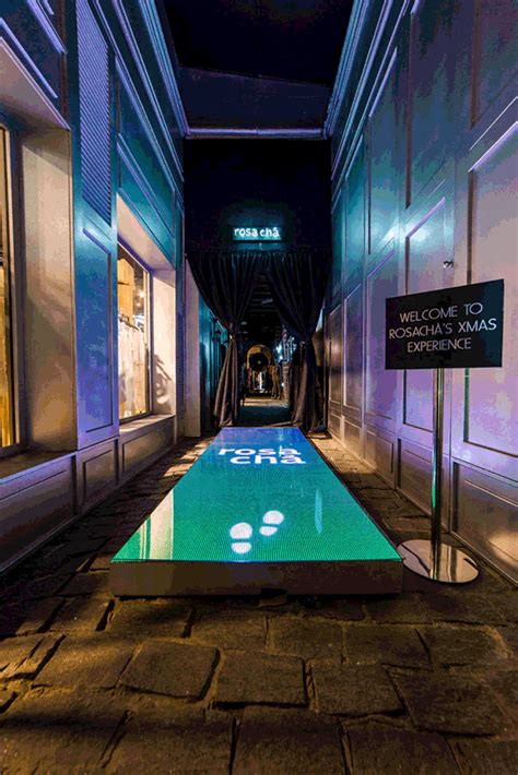 Rosa Chá Xmas Experience Instalação Interativa Agita Flagship Da Marca