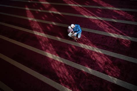 아버지와 아들 읽기 호랑가시나무 책 꾸란 함께 이슬람 교육 개념 2명에 대한 스톡 사진 및 기타 이미지 2명 가족 교사