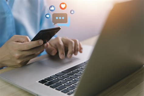 사업가들은 스마트 폰을 사용하여 소셜 미디어에서 온라인으로 의사 소통을합니다 인터넷 디지털 기술 소셜 네트워크 개념 개념에 대한 스톡 사진 및 기타 이미지 Istock