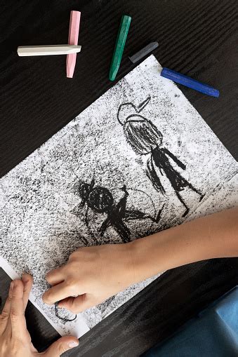 블랙 파스텔로 어린이 그리기 미술 치료와 심리적 표현 Ptsd 아이들과 전쟁 강세 가정 폭력 괴롭힘 자폐증 정신 분열증 정신 장애 우울증 침략 전쟁에 대한 스톡 사진 및