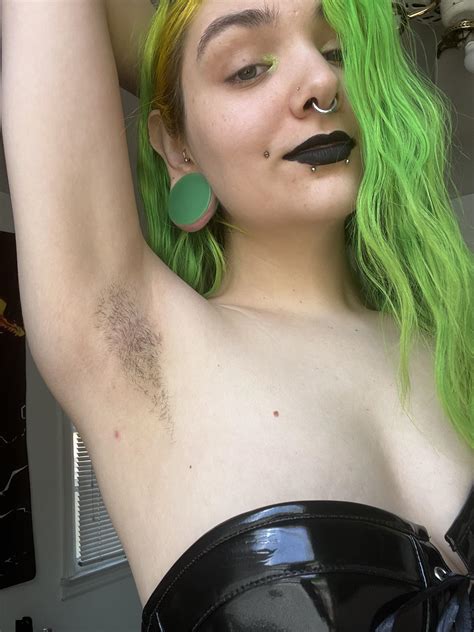It’s SWEATY season 😈 Whose tongue is prepared? : r/PricklyPits