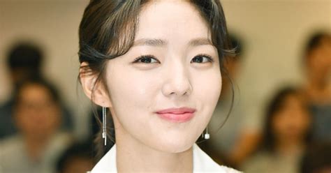 채수빈 오른쪽 가슴에 예쁘게 단 사랑의열매[포토엔hd]