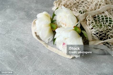 돌 테이블에 모란 꽃이 있는 친환경 식료품 가방 제로 폐기물 플라스틱 무료 지속 가능한 라이프 스타일 개념 가방에 대한 스톡 사진 및 기타 이미지 Istock