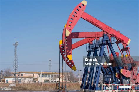 산업용 오일 펌프 잭 은 유전의 시추 장비와 화석 연료 에너지에 대한 원유 작업 및 펌핑 0명에 대한 스톡 사진 및 기타 이미지 0명 금융 기계 부분 Istock