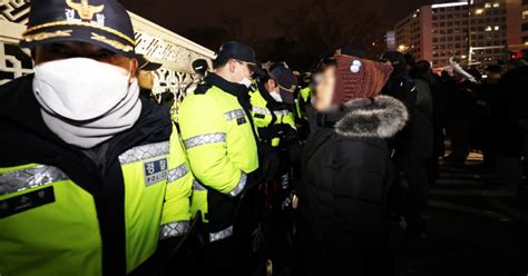 국내 증시 어쩌나 비상계엄 선포에 코스피200 야간 선물 옵션 5 급락