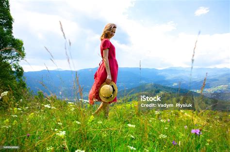 아름다운 소녀 산 린넨 드레스와 밀짚 모자를 쓴 여성 여행 주변 놀라운 여름 자연 조화와 방랑자 개념 소박한 자연 스타일 동적