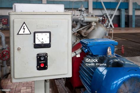 펌프 또는 압축기의 초점 엔진 근처에서 화학 공장 내부의 전기 제어 판넬에서 산업용 기계 클로즈업을 위한 시작 및 정지 버튼 안전 작업을 위한 비상 정지의 개념 권위에 대한