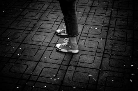 배경 화면 화이트 검은 단색화 거리 그림자 사진술 빛 이야기 손 모양 어둠 신발류 검정색과 흰색 흑백 사진 4672x3104 406685