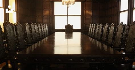 의자가 있는 직사각형 갈색 나무 테이블 사진 Unsplash의 무료 알티노 아란테스 빌딩 센트로 히스토리코 데 상파울루 이미지