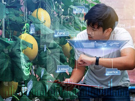 年轻聪明的亚洲农民在他的智能农场使用arvr3d投影玻璃技术。