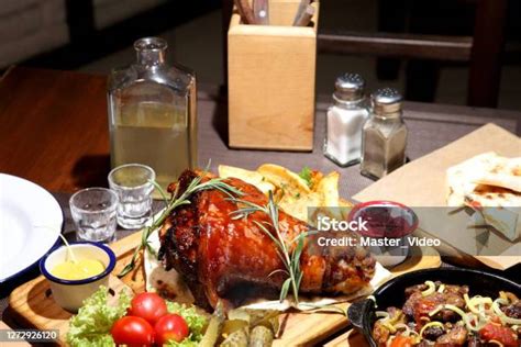 구운 돼지 고기 무릎 양파와 함께 쇠고기 간 튀김 맥주 펍 스포츠 바 고추냉이 보드카와 돼지 고기 무릎 갈색에 대한 스톡 사진