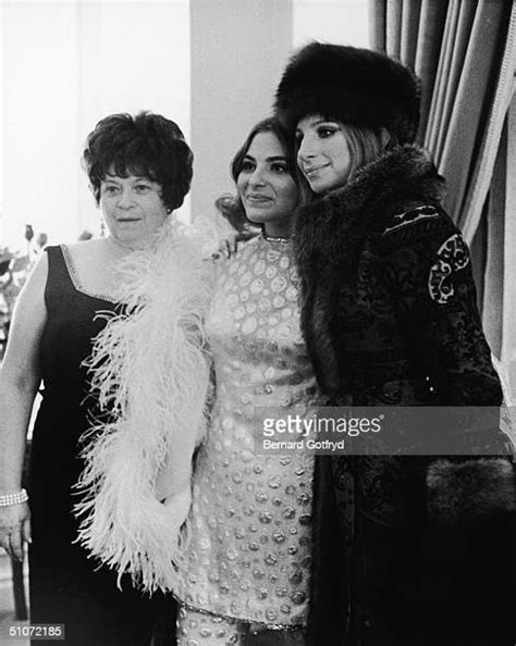 70 Roslyn Kind Barbra Streisand Fotos Und Hochauflösende Bilder Getty