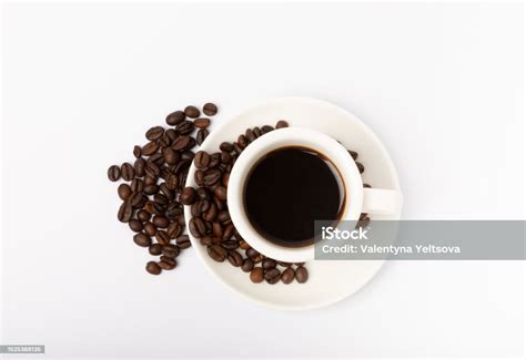 하얀 배경에 분리된 커피잔에 담긴 커피 원두 복사 공간을위한 장소 텍스트를 위한 위치입니다 모캡 갈색에 대한 스톡 사진 및 기타 이미지 Istock